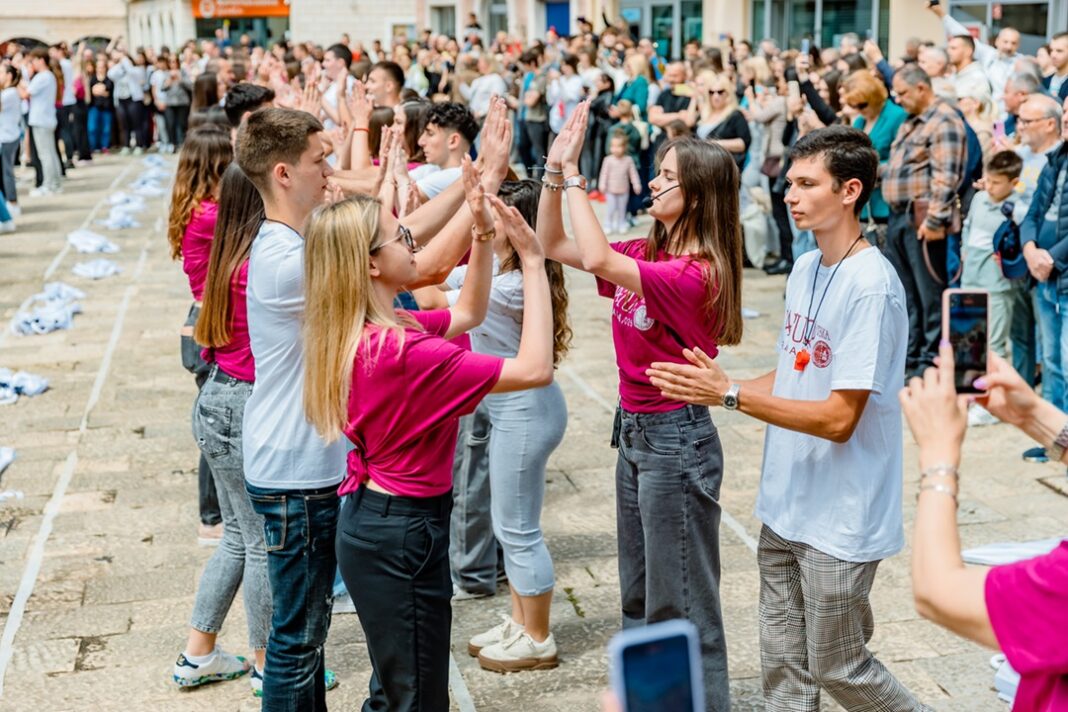 Trg pun mladosti i osmijeha: Kadril plesalo 170 novskih maturanata ...