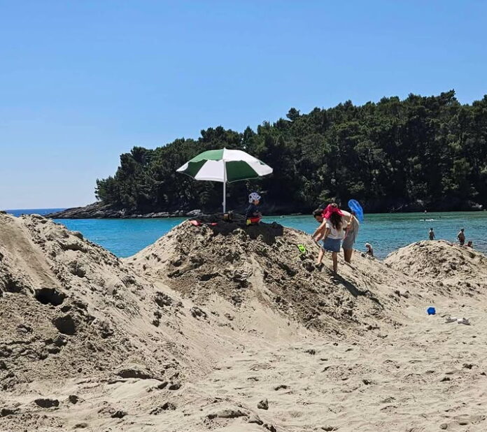 Plavi horizonti – bageri na plaži među kupačima… (Video) | Boka News