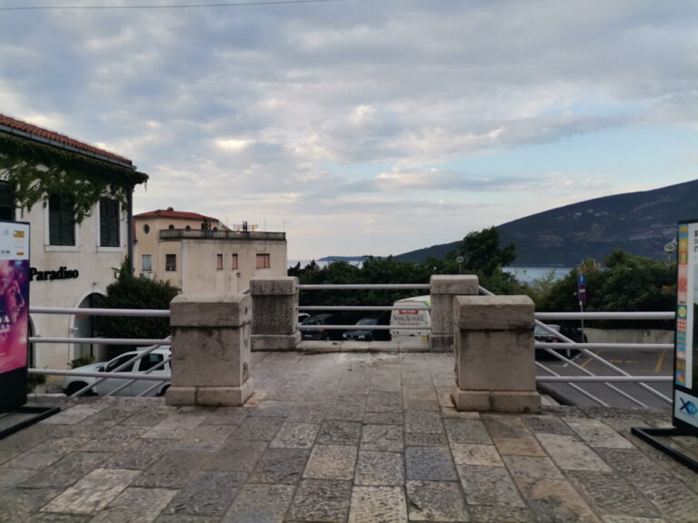 Herceg Novi – Uklonjen spomenik Njunju po nalogu inspekcije za kulturno ...
