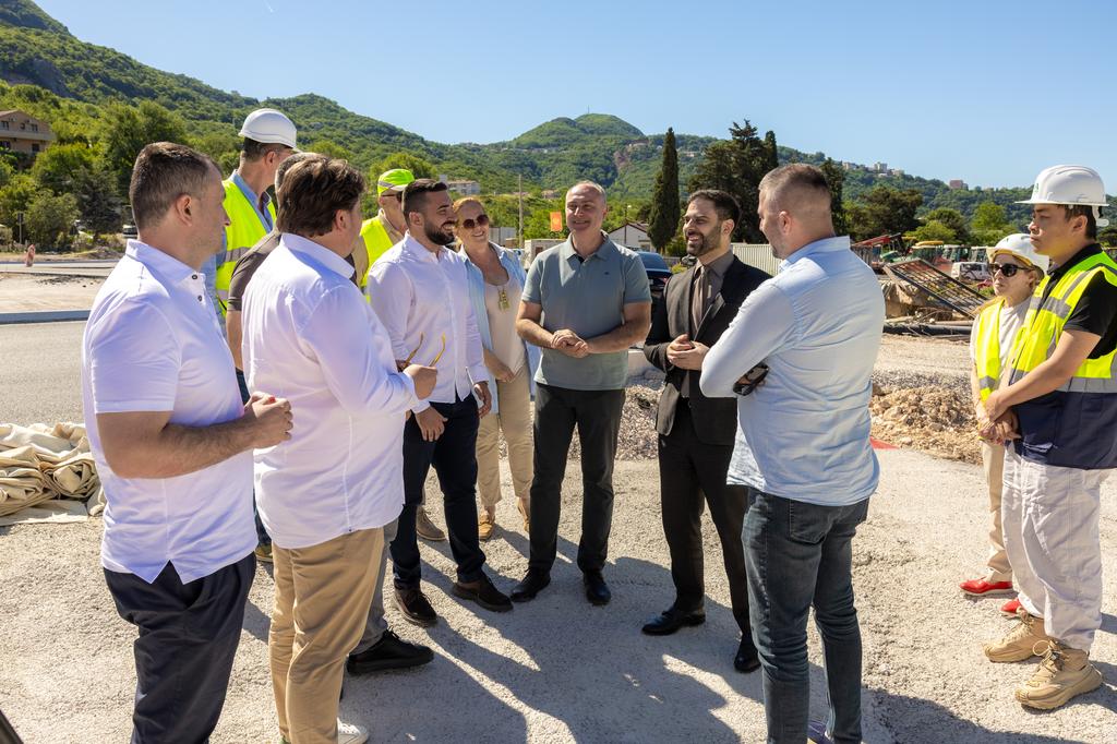 Bulevar Tivat-Jaz, sve četiri trake pod asfaltom (Video) - Boka News